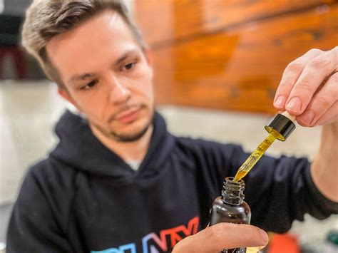 Olej CBD jak stosować Wszystko o przyjmowaniu CBD w formie kropli