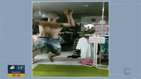 Homem Fica Preso Dentro De Loja Ao Cair De Telhado Enquanto Fugia Da