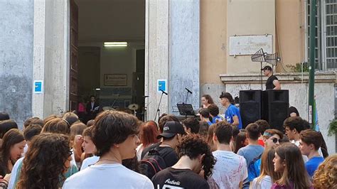 Napoli Folla Davanti Al Liceo Umberto Per L Evento Di Fine Anno La