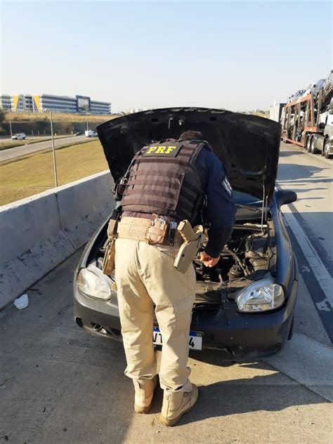 Carro roubado é recuperado na Via Dutra Polícia Rodoviária Federal