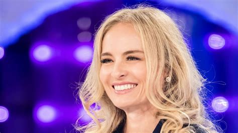 De Biqu Ni Angelica Exibe Abd Men Sarado E Rouba A Cena Famosa