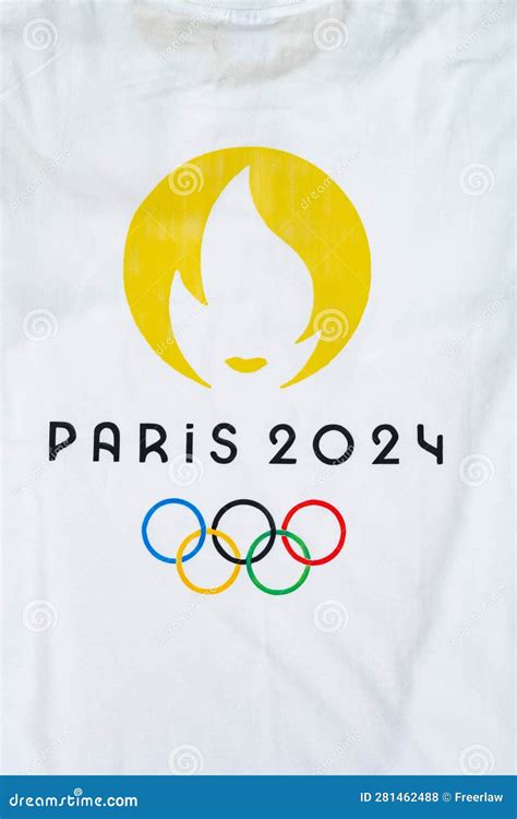 Logotipo Dos Jogos Olímpicos Paris 2024 Em Uma Camisa T Na