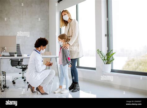 Mutter Mit Seiner Kleinen Tochter Bei Der Kinderarztuntersuchung Durch