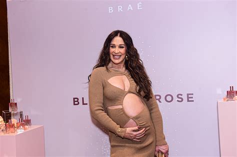 Grávida Claudia Raia esbanja beleza e mostra barrigão em fotos
