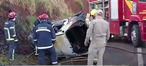 Tragédia carros batem de frente veículo pega fogo e três pessoas