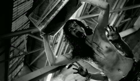 Ashlynn Yennie Nue Dans The Human Centipede II