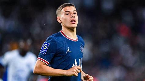 Ismaël Gharbi signe pro au PSG officiel