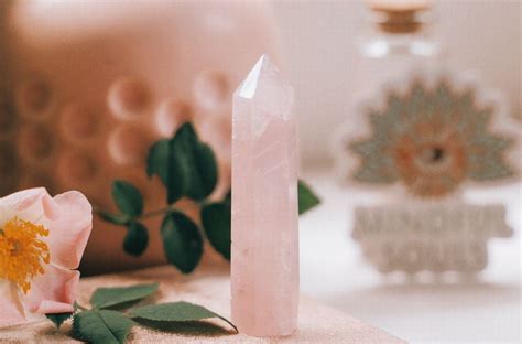 Cuarzo rosa para qué sirve la piedra del amor y por qué debes