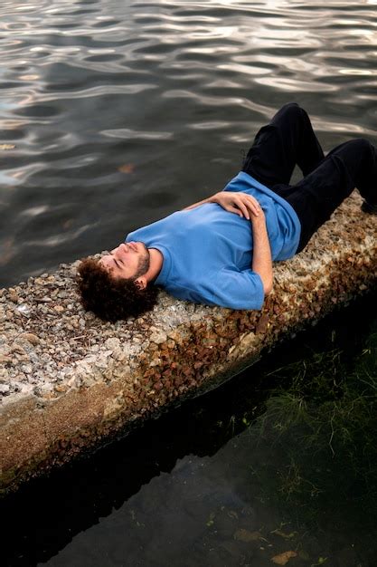 Homem Triste E Contemplativo Sentado Beira Do Lago Foto Gr Tis