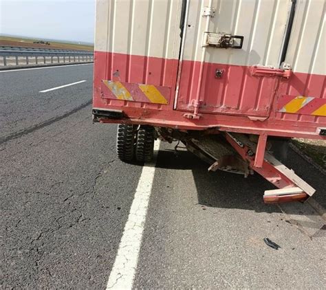 Diyarbakır da otomobil kamyona arkadan çarptı Yaralı sürücü hastaneye