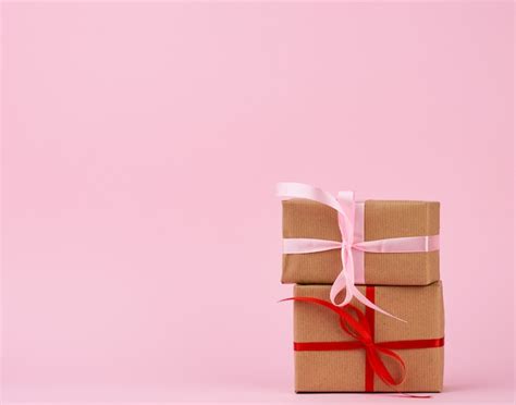 Pila de regalos en cajas envueltas en papel kraft marrón y atadas con