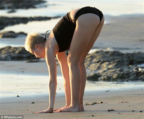Now That S An Advert For Yoga Miley Cyrus Shows Off Her Incredible