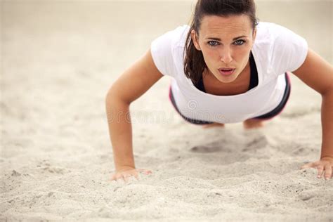 El Hacer De La Mujer Empuja Hacia Arriba Ejercicio En La Playa Imagen