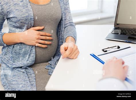 Nahaufnahme Von Arzt Und Schwangere Frau Im Krankenhaus Stockfotografie Alamy