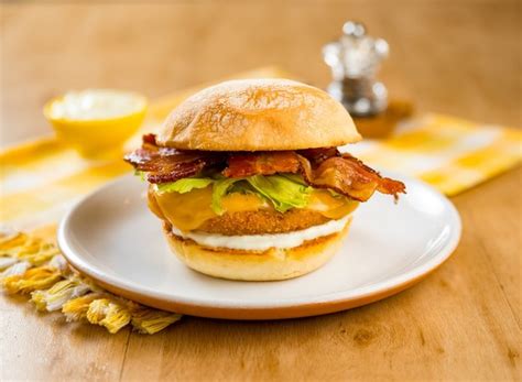Hambúrguer de frango empanado queijo bacon alface e maionese