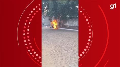 Vídeo Moto de professora é incendiada em Salto da Divisa VC no G1 G1