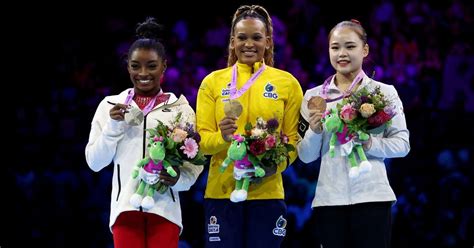 Rebeca Andrade e Simone Biles dançam juntas na festa do Mundial de