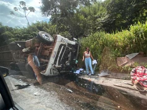 Dois caminhões e van 12 ocupantes se envolvem em acidente na BR 381