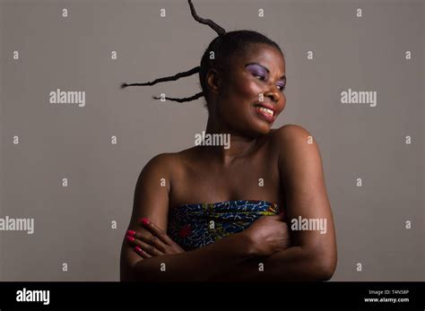 Gerne afrikanische Frau mit schönen glänzende Haut Zöpfe ständigen