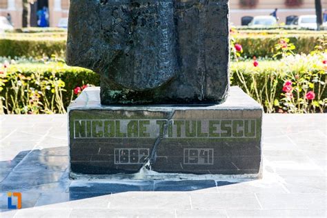 Statuia lui Nicolae Titulescu din Brasov Obiective turistice Braşov