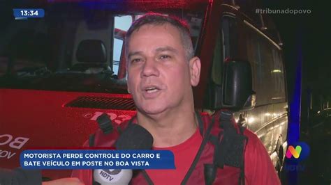 Motorista perde controle do carro e bate veículo em poste no Boa Vista