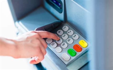 Cuánto y por qué cobra BBVA por retirar dinero del cajero