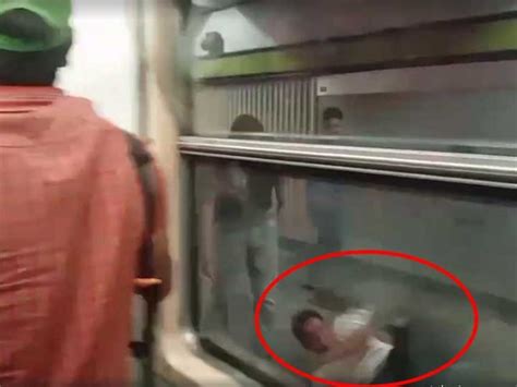 Video Se avientan del Metro porque no paró en algunas estaciones