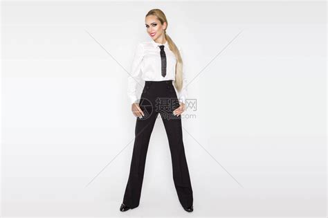 美丽优雅感的金发女模特穿着白衬衫和领带和黑色裤子戴眼镜高清图片下载 正版图片503373038 摄图网