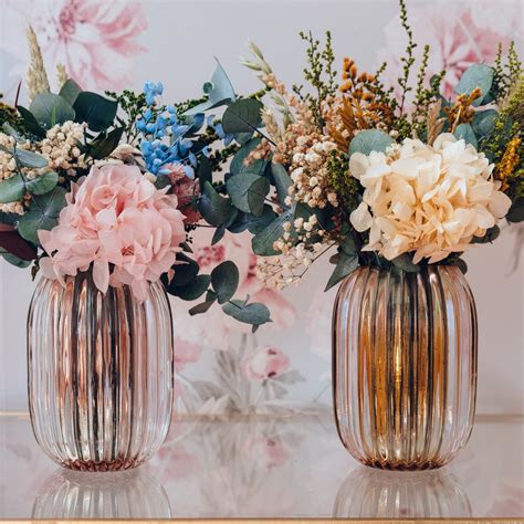 Flores preservadas en jarrón de cristal bonito y elegante