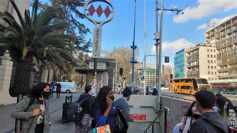 Metro De Santiago Cierra Estaciones Por Manifestaciones