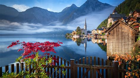 Jezioro Hallstättersee z widokiem na góry i miasteczko Hallstatt
