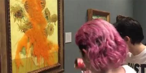 Dos Activistas Lanzan Sopa De Tomate Sobre Los Girasoles De Van Gogh