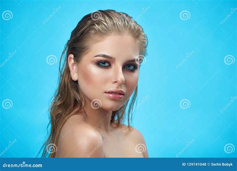 Hübsche Blonde Nackte Frau Mit Fachmann Bilden Volle Lippen Stockfoto