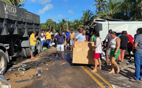 Duas pessoas morrem e pelo menos 30 ficam feridas em colisão em povoado