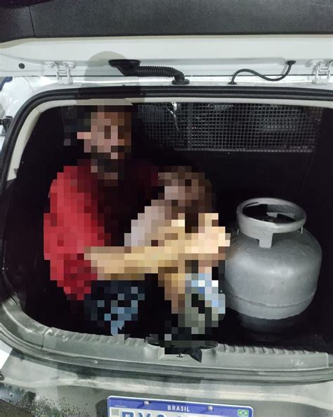 Homem é conduzido a delegacia após ser flagrado carregando botijão de