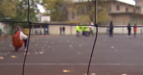 VIDEO Elevi la şcoală filmați în timp ce înjură și aruncă prin clasă