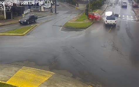 Vídeo da PM mostra exato momento de colisão de caminhonete e carro em