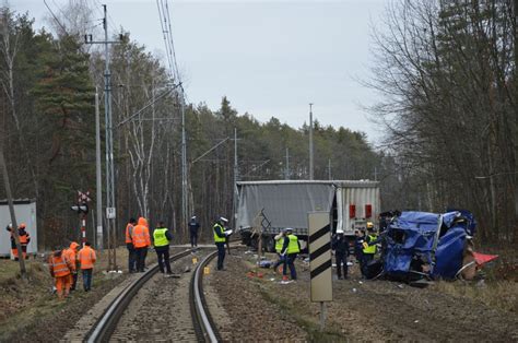 Znów wypadek na przejeździe w Ozimku Kierowca TIR a nie przeżył