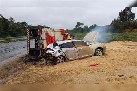 M E E Filha Morrem Em Acidente Entre Carro E Caminh O Tombado Maring