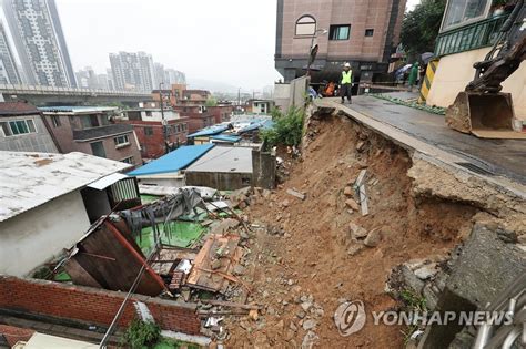 폭우로 도로 축대 붕괴 연합뉴스