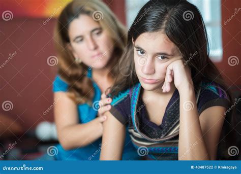 A Mãe Consola Sua Filha Adolescente Foto de Stock Imagem de matriz