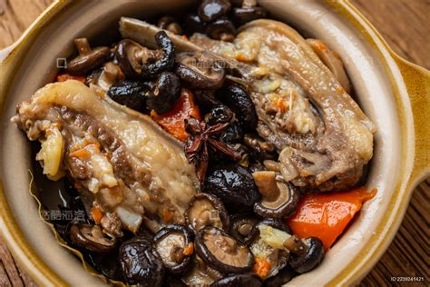 木桌上一砂煲美味香菇炖羊排 站酷海洛 正版图片 视频 字体 音乐素材交易平台 站酷旗下品牌