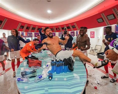 Những hình ảnh độc bên trong phòng thay đồ của đội tuyển Pháp
