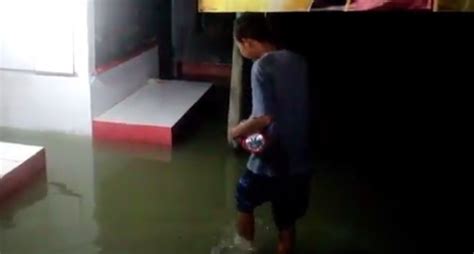 Ratusan Rumah Di Pesisir Pantura Indramayu Terendam Banjir Rob Warga