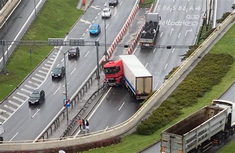 Katowice Wypadek na DTŚ Tunel zamknięty TIR uderzył w bariery