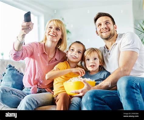 Mutter Tochter Sohn Stockfotos Und Bilder Kaufen Alamy