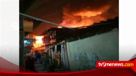 Kebakaran Hebat Melanda Sebuah Rumah Pemukiman Padat Penduduk Di