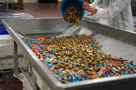 Découvrez la fabrication des bonbons Têtes Brûlées