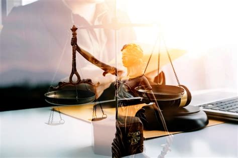 Conceito de justiça e direito juiz masculino em um tribunal na mesa de