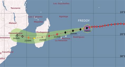 Le cyclone très intense Freddy infléchit sa trajectoire vers La Réunion
